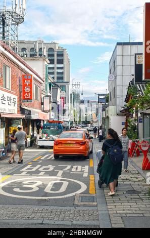 Small shops and buildings in Jongno-gu, Seoul, South Korea Stock Photo ...