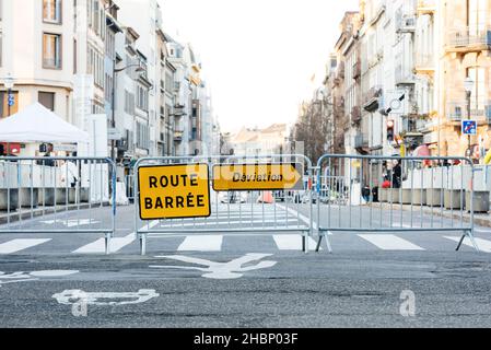 route barree deviation - road block diversion signs Stock Photo - Alamy