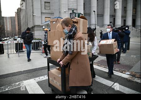 Christian Everdell, a defense attorney for Ghislaine Maxwell, leaves ...