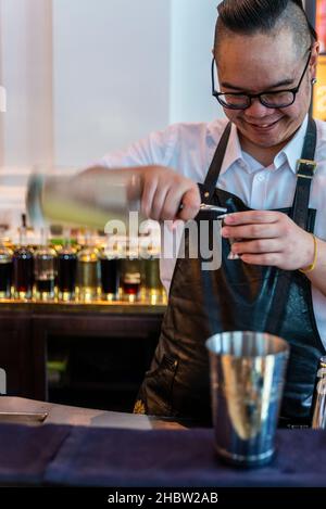 Writers bar, Raffles Hotel Singapore Stock Photo - Alamy