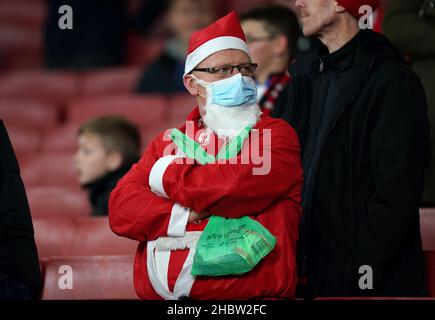 Sunderland fan dressed as santa Stock Photo - Alamy
