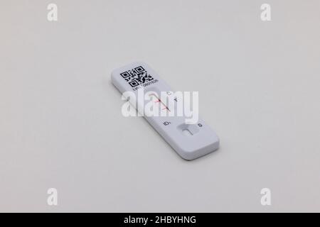 ACON Flowflex SARS-CoV-2 Antigen Rapid Test self-testing (lateral flow ...