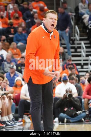 Illinois head coach Brad Underwood shouts to his team during an NCAA ...