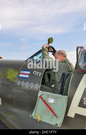 Supermarine Spitfire MkV cockpit Stock Photo - Alamy