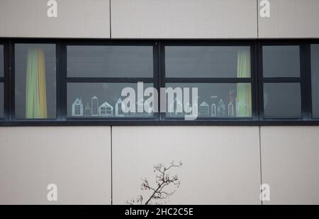 Cologne, Germany. 23rd Dec, 2021. View from a painted window pane in a ...
