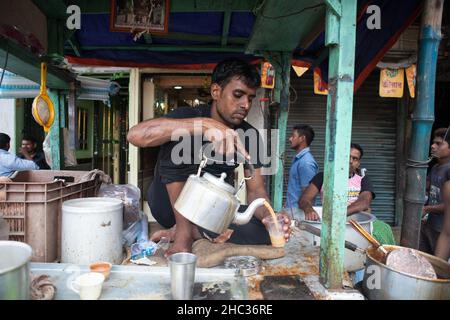 Chai Vendor Pouring Tea in Cochin India Stock Photo - Alamy