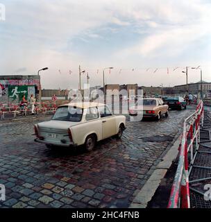 Brandenburg Gate temporary border crossing, February 1990. The crossing ...