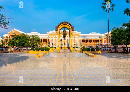 Statue of King Rama IV in front of Saranrom Palace, Bangkok, Thailand ...