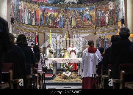 Gaza, Palestine. 24th Dec, 2021. Palestinian Christian Christmas tree ...
