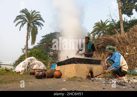 Process Of Making KHEJUR GUR Stock Photo - Alamy