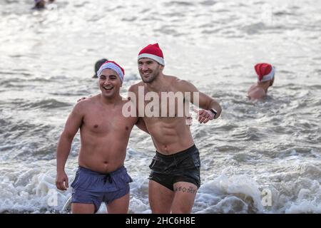 Brighton, East Sussex, UK. 25th Dec 2021. Brighton Beach Christmas Swim ...