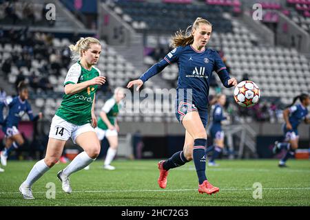 Jade Le Guilly of Paris Saint-Germain controls the ball during UEFA ...