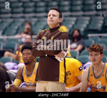 South Florida head coach Jeff Scott talks to his team during the second ...