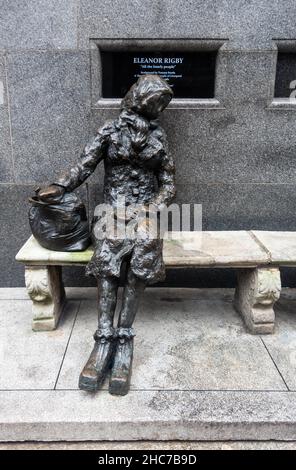 Eleanor Rigby statute by Tommy Steele in Liverpool Stock Photo - Alamy