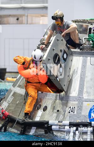 General view of the Neutral Buoyancy Laboratory used for astronaut EVA ...