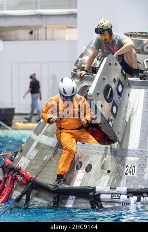 General view of the Neutral Buoyancy Laboratory used for astronaut EVA ...