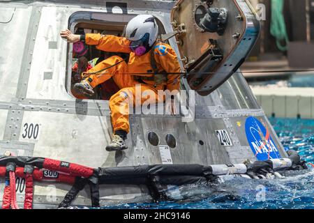 General view of the Neutral Buoyancy Laboratory used for astronaut EVA ...