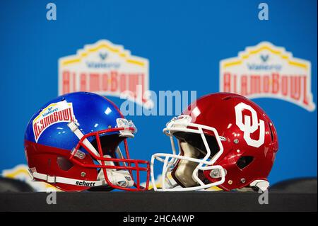 December 26, 2021: Oklahoma Sooners Bowl Coaching Staff Brian Odom ...