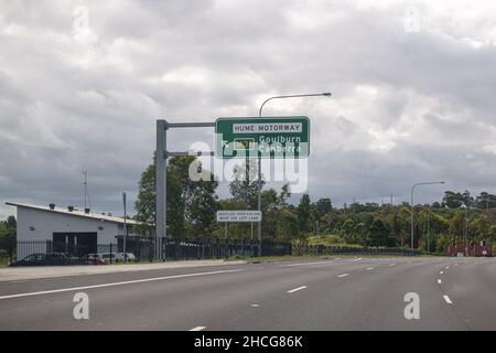 A road sign for the Hume Highway M31 in Campeblltown Stock Photo - Alamy