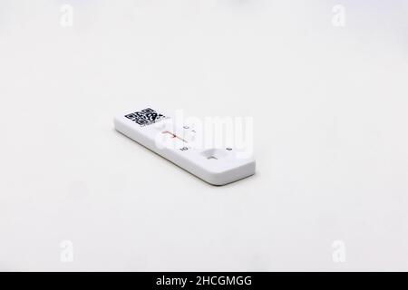 ACON Flowflex SARS-CoV-2 Antigen Rapid Test self-testing (lateral flow ...