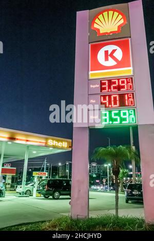Shell gas station at night Stock Photo - Alamy