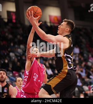 Michael Kessens (Telekom Baskets Bonn #6) (am Ball), Robin Lodders (BG ...