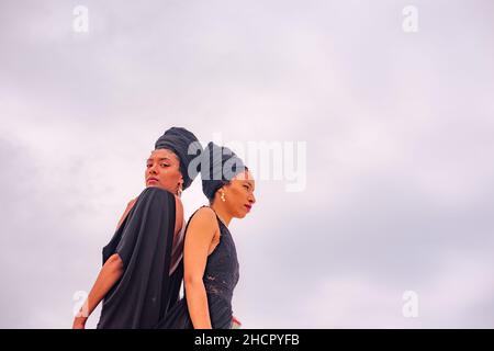 Isolated couple leaning against each other Stock Photo - Alamy