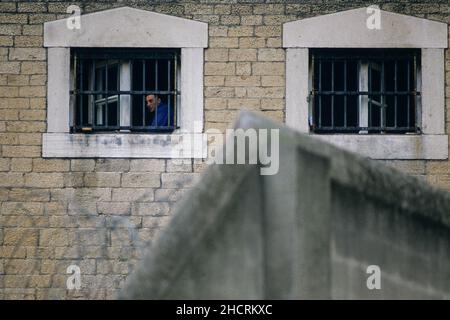 Archives 80es: Prisoners demonstrate at the window of their cells ...