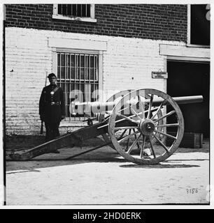 Richmond, Virginia. Federal soldier guarding cannon. (Modified 12-pdr ...