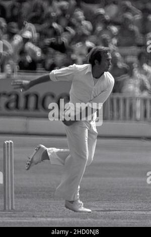Phil Edmonds bowling for England, England vs New Zealand, Third Test ...