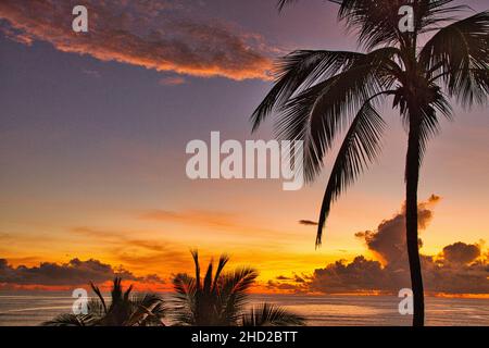 Sonnenuntergang und Sonnenuntergand am Strand von Kenia Stock Photo - Alamy
