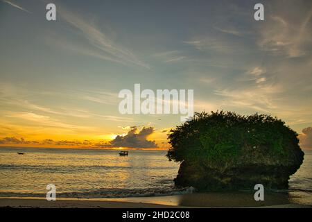 Sonnenuntergang und Sonnenuntergand am Strand von Kenia Stock Photo - Alamy