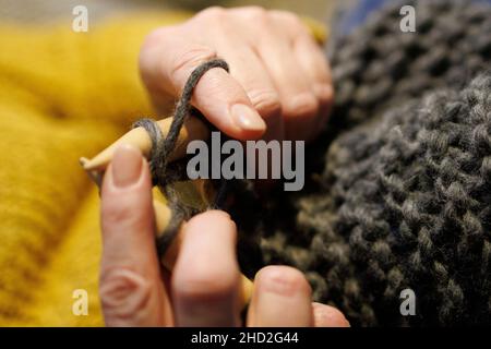 A woman knits a jumper with knitting needles and wool Stock Photo - Alamy