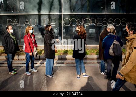 People queue up to receive a dose of Covid-19 vaccine at a vaccination ...