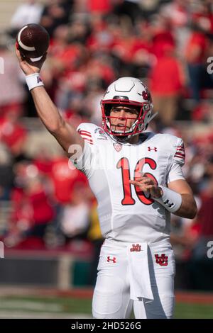 Utah State quarterback Bryson Barnes (16) passes under pressure from ...