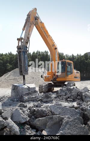Aluminium salt cake processing in Bahrain. The waste material is ...