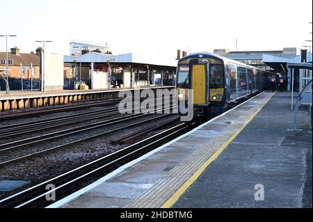 Trains at Tonbridge railway station Stock Photo - Alamy