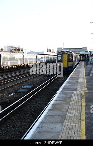 Passenger trains at Tonbridge station on 6 jan 2022 Stock Photo - Alamy
