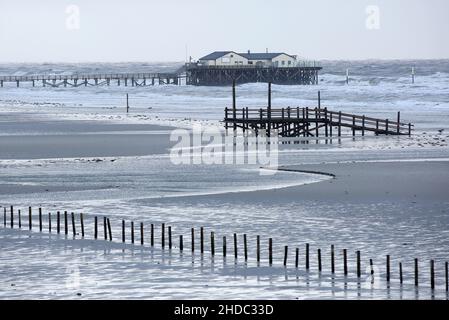 St. Peter Ording, Germany. 05th Jan, 2022. Walkers and kite surfers are ...