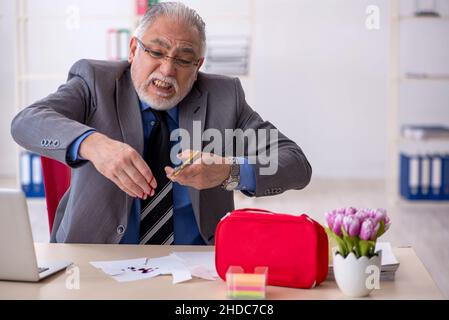 Old businessman employee cutting his hand at workplace Stock Photo - Alamy