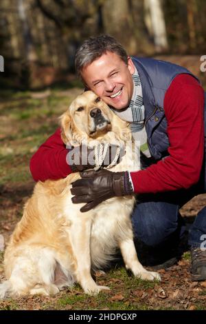 smiling man hugging golden retriever dog Stock Photo - Alamy