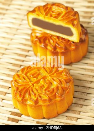 Sliced Chinese Moon Cake Stock Photo - Alamy