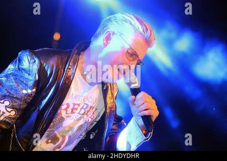 Man singing at the concert Stock Photo - Alamy