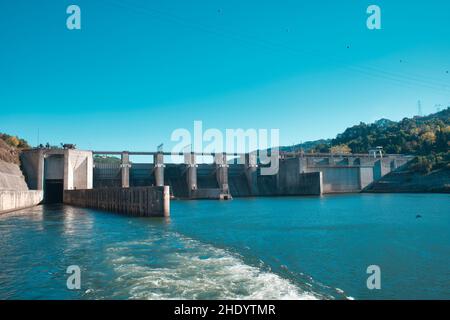 Carrapatelo lock and barrage Stock Photo - Alamy