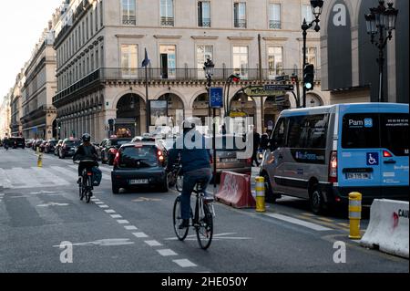 Illustration of cyclists, cycle paths and corona cycle paths in Paris ...
