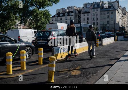 Illustration of cyclists, cycle paths and corona cycle paths in Paris ...