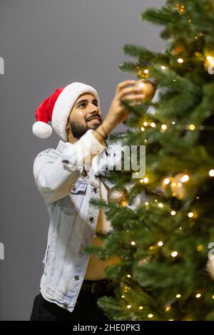 amazed bearded man in santa claus hat pointing finger on party glasses ...