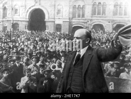 Vladimir Lenin addressing crowds in St Petersburg 1918 Stock Photo - Alamy