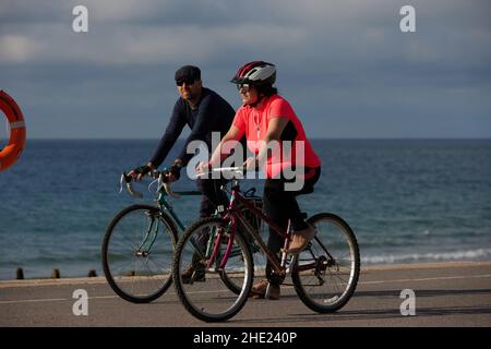 People exercising outdoors on the beachfront of Bognor Regis Stock ...