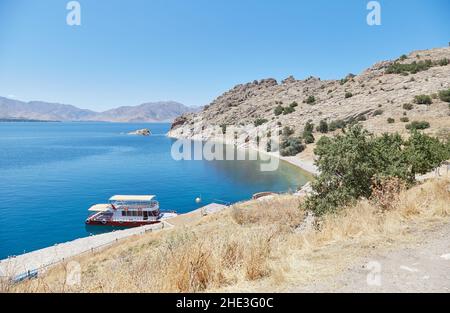 A view of the stunning Lake Van, the largest lake in Turkey Stock Photo ...